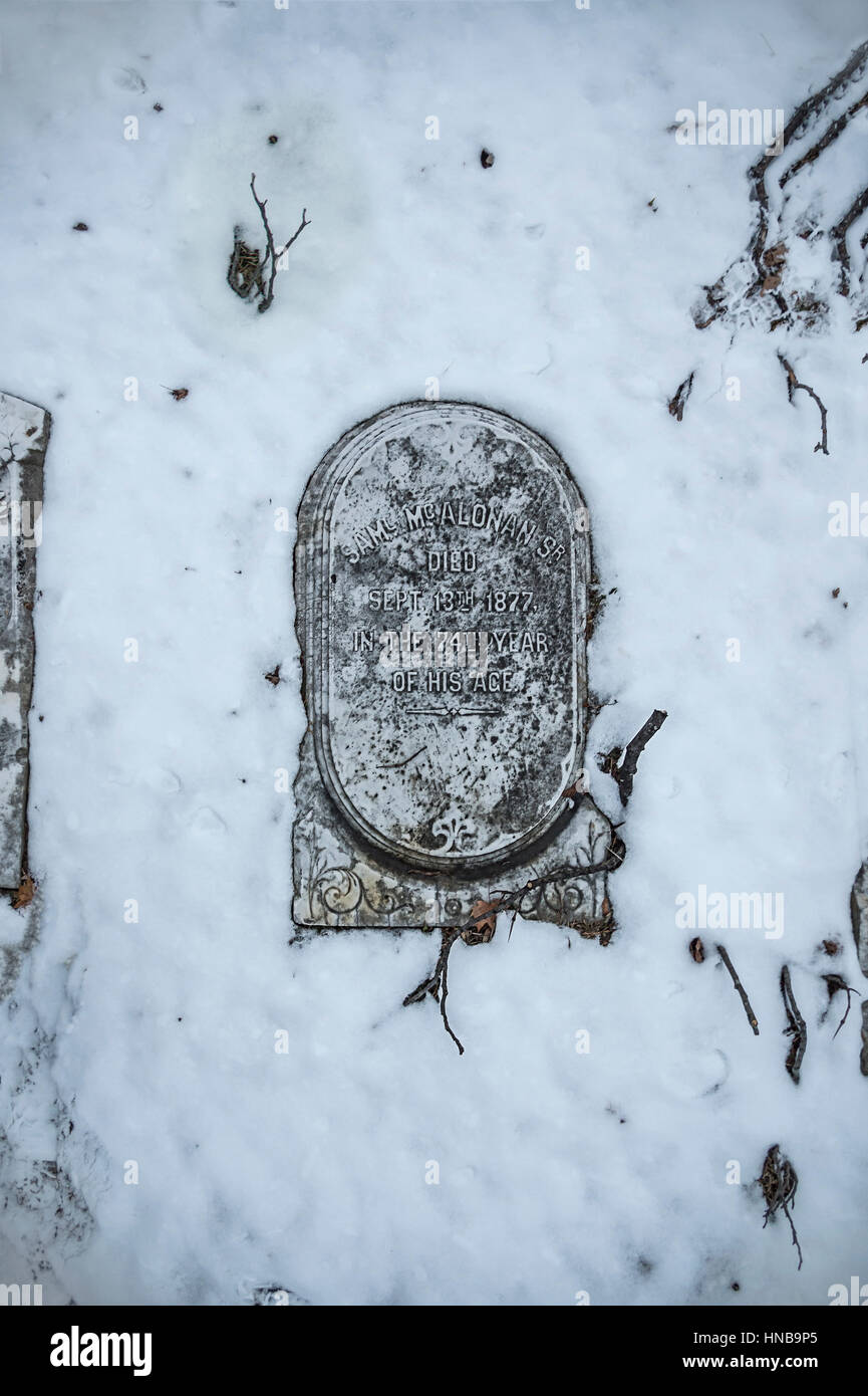 Grave marker snow hi-res stock photography and images - Alamy
