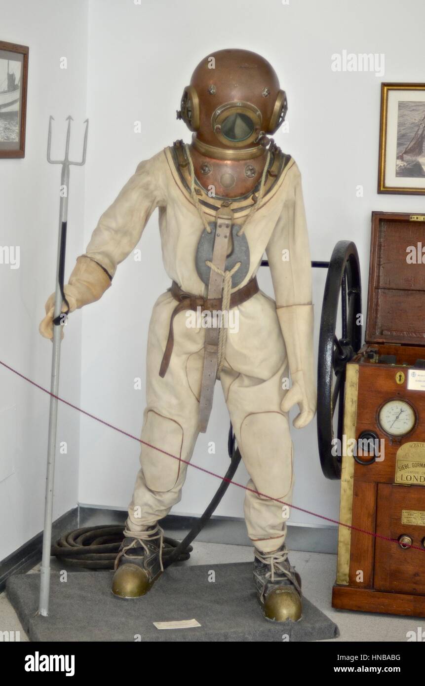 Deep sea helmet hi-res stock photography and images - Alamy