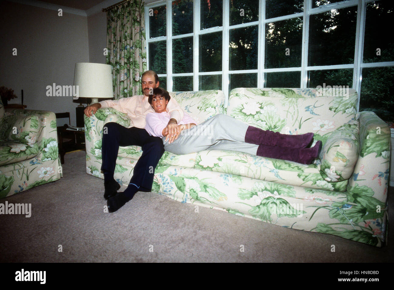 MARK JAMES & WIFE AT HOME ENGLAND 01 September 1987 Stock Photo - Alamy
