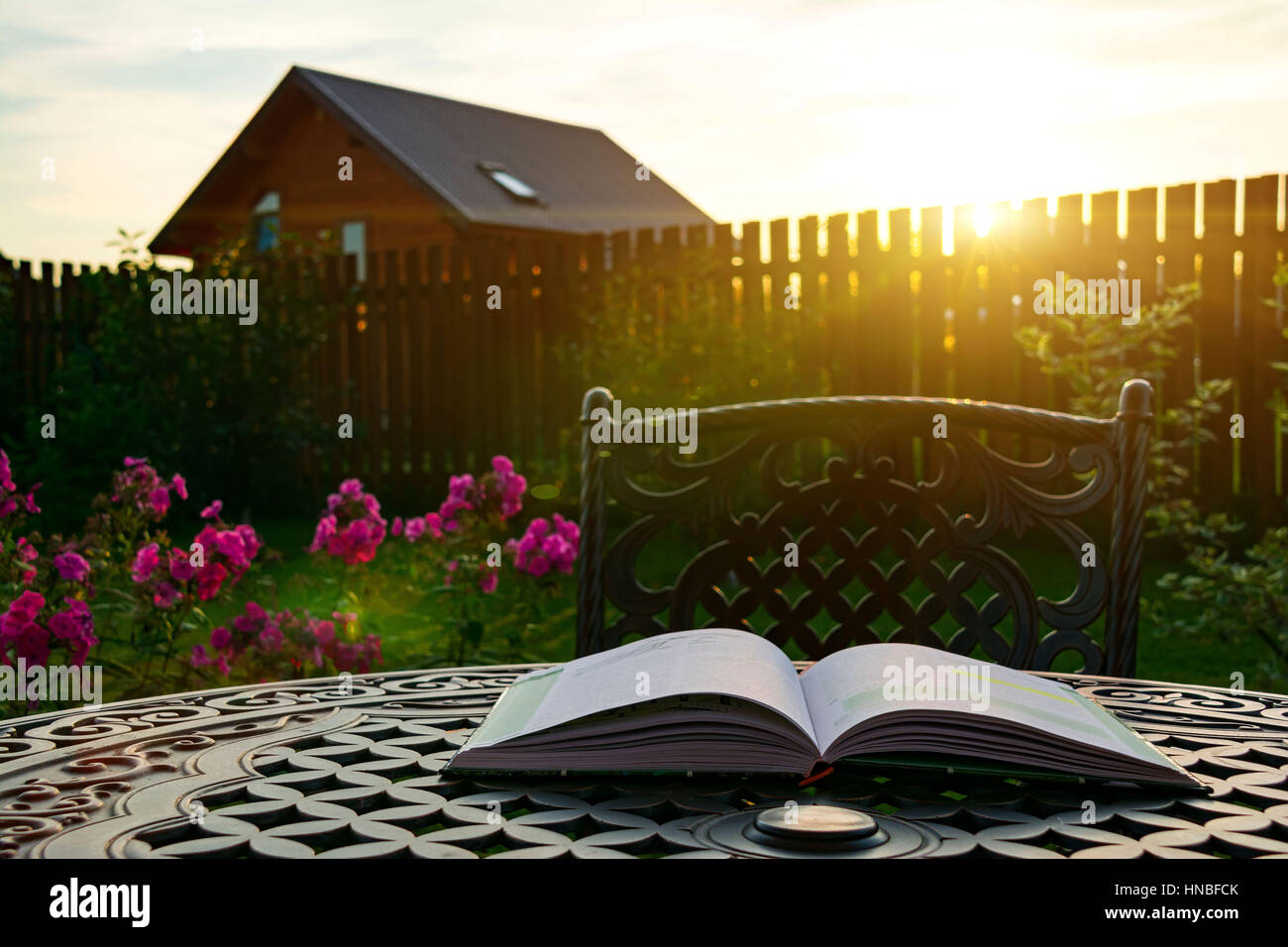 Open book on a table hi-res stock photography and images - Alamy