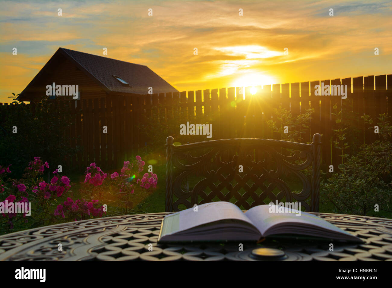 Open book on a table hi-res stock photography and images - Alamy