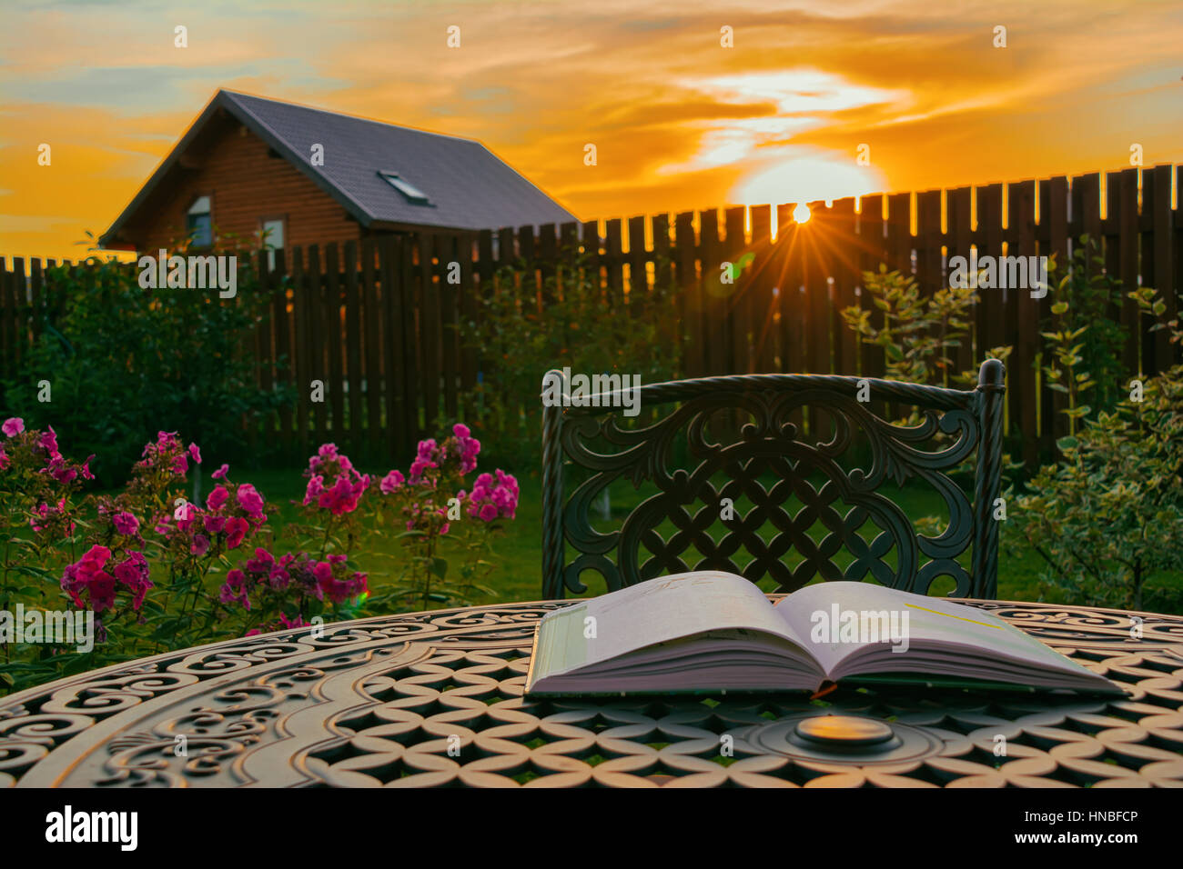 Open book on a table hi-res stock photography and images - Alamy