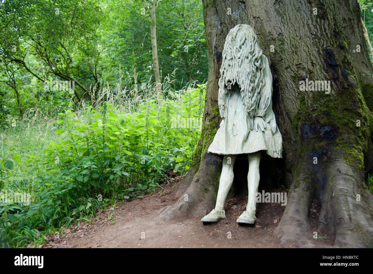 Weeping girl statue hi-res stock photography and images - Alamy