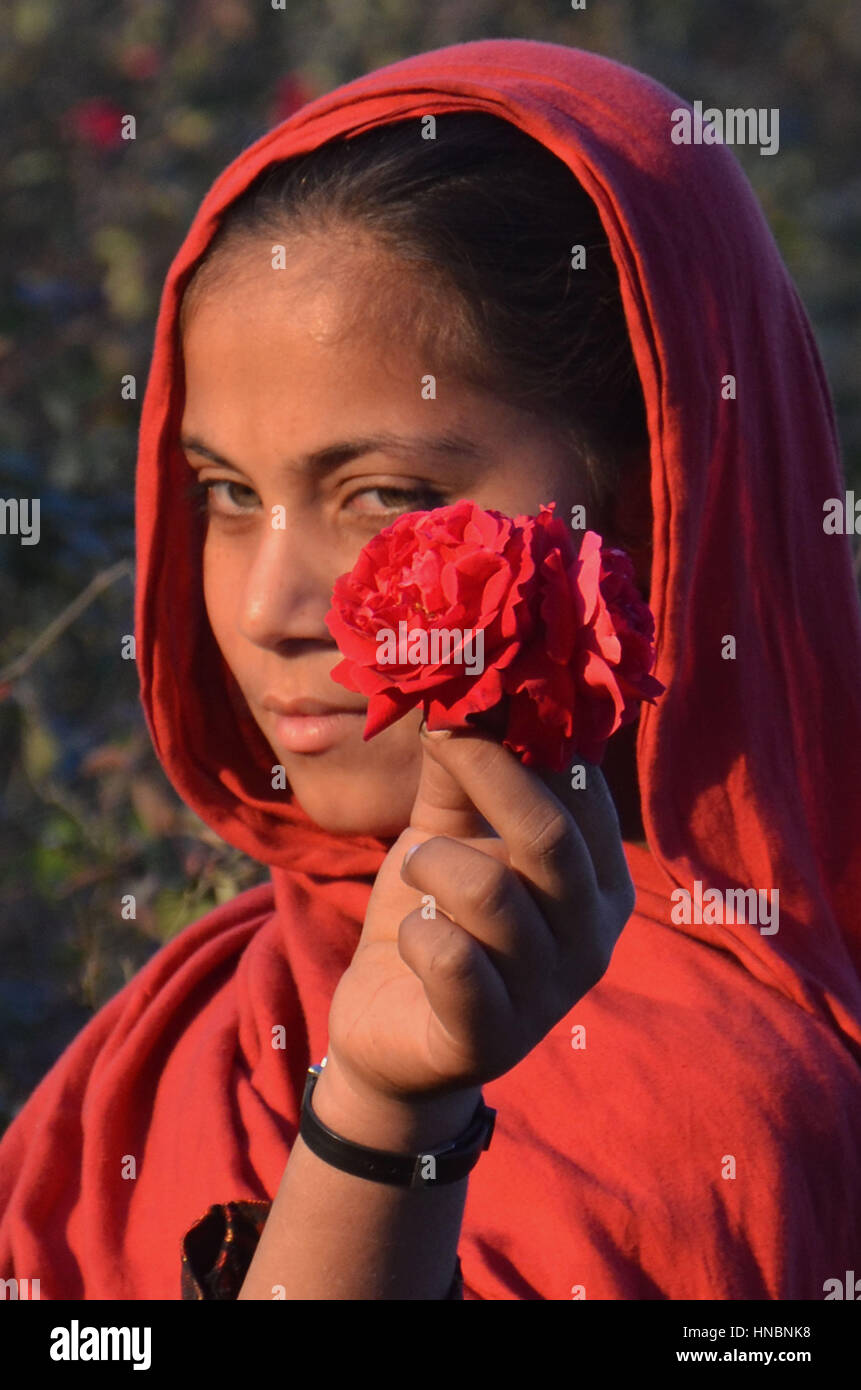 Lahore, Pakistan. 10th Feb, 2017. Pakistani laborers working in red ...