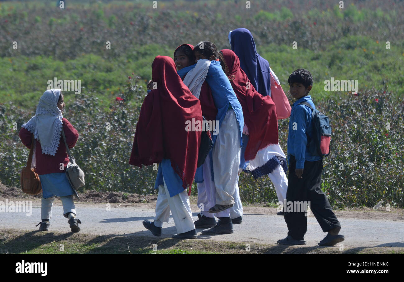 Lahore, Pakistan. 10th Feb, 2017. Pakistani laborers working in red ...