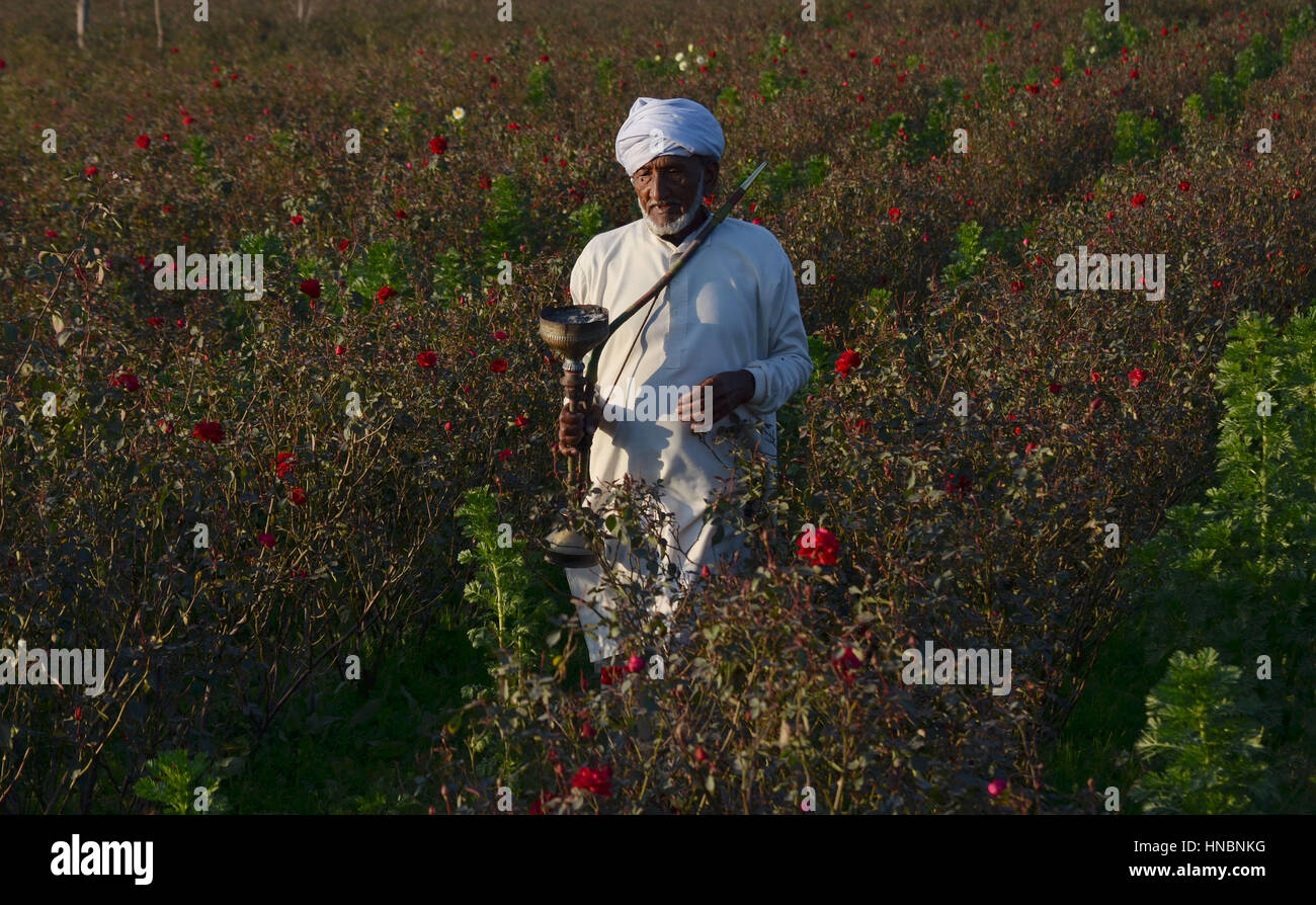 Lahore, Pakistan. 10th Feb, 2017. Pakistani laborers working in red ...