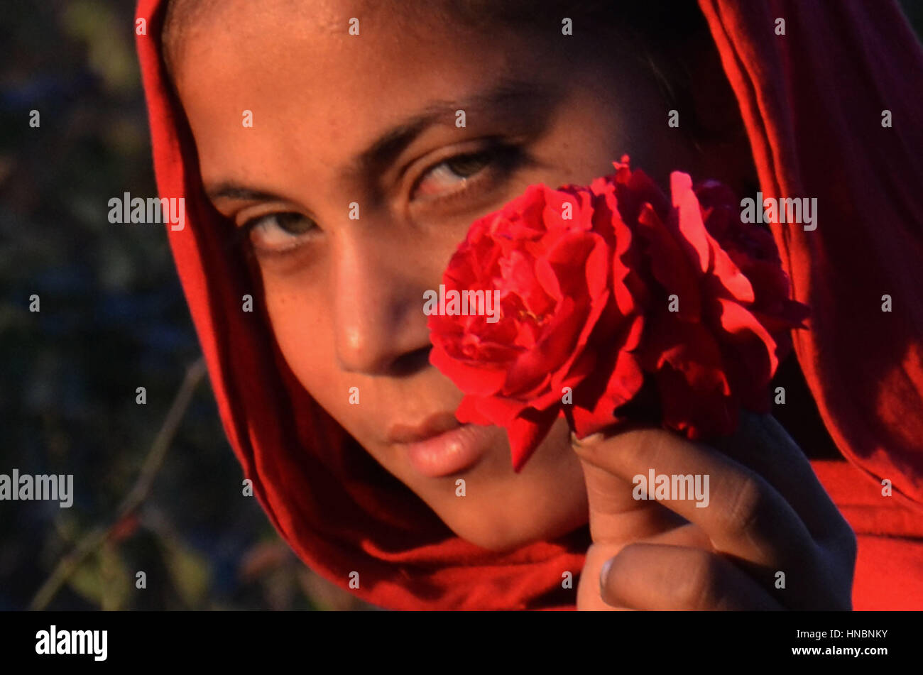 Lahore, Pakistan. 10th Feb, 2017. Pakistani laborers working in red ...