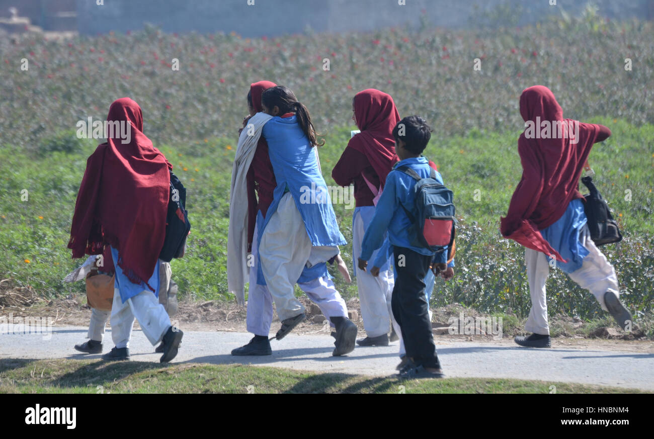 Lahore, Pakistan. 10th Feb, 2017. Pakistani laborers working in red ...
