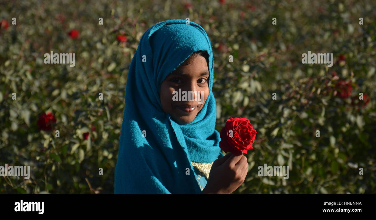 Lahore, Pakistan. 10th Feb, 2017. Pakistani laborers working in red ...