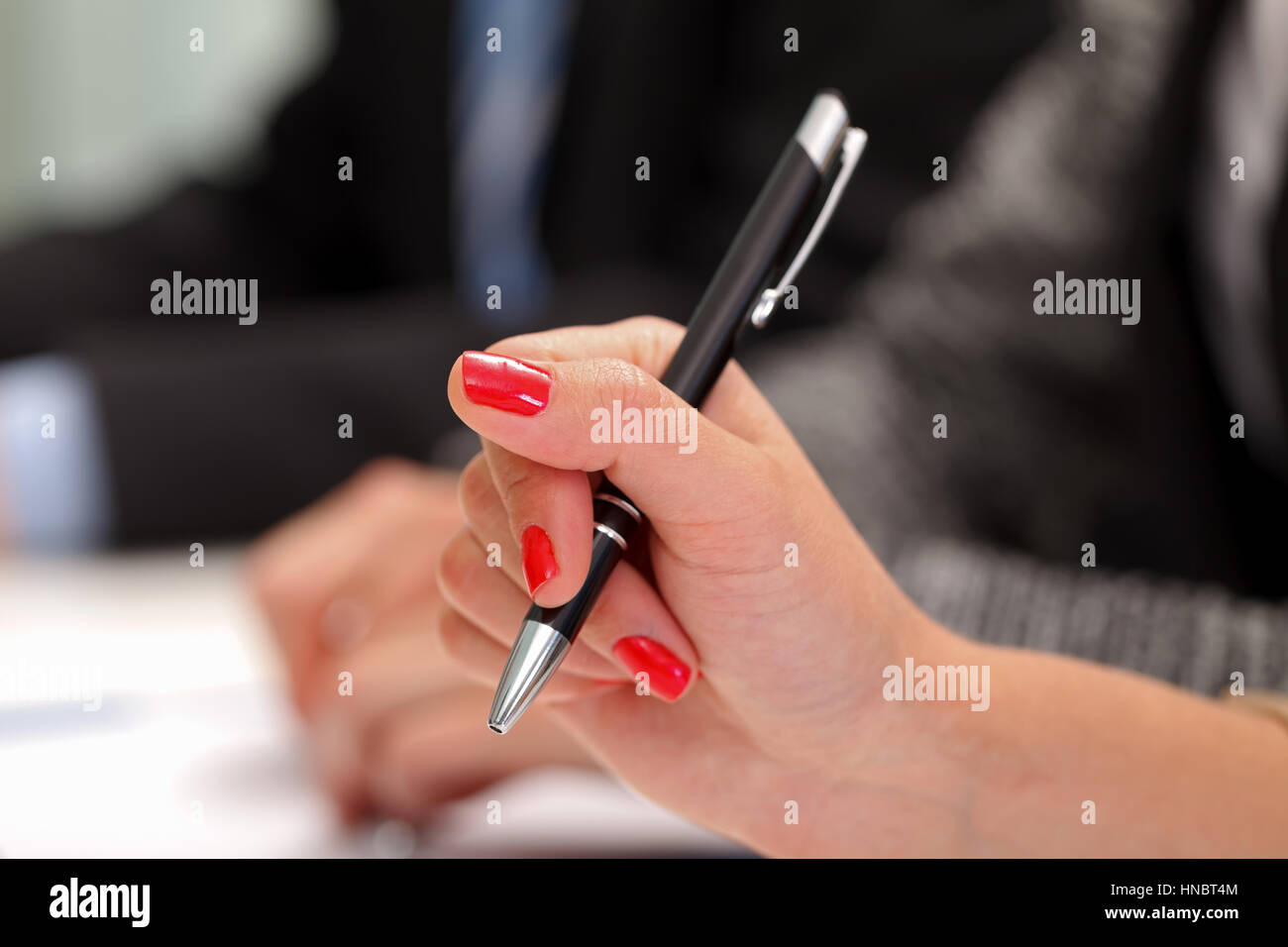 Picture of a business woman hand signing the contract Stock Photo - Alamy