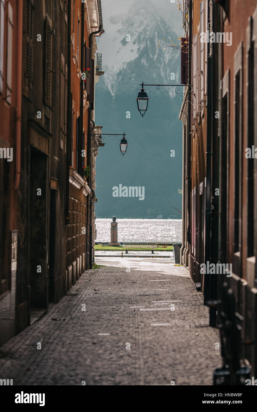 Narrow city street hi-res stock photography and images - Alamy