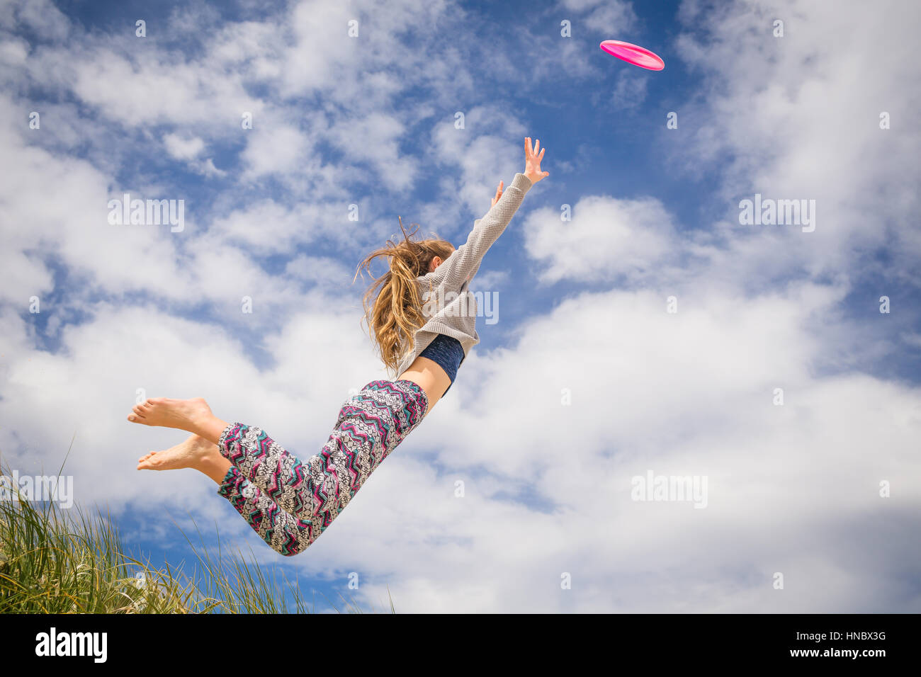 Person throwing frisbee hi-res stock photography and images - Alamy
