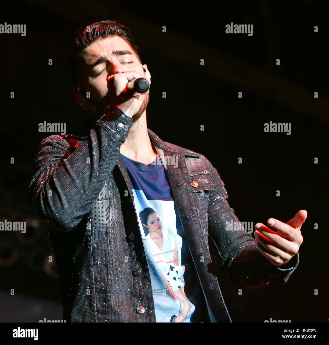 Joe jonas onstage hi-res stock photography and images - Alamy