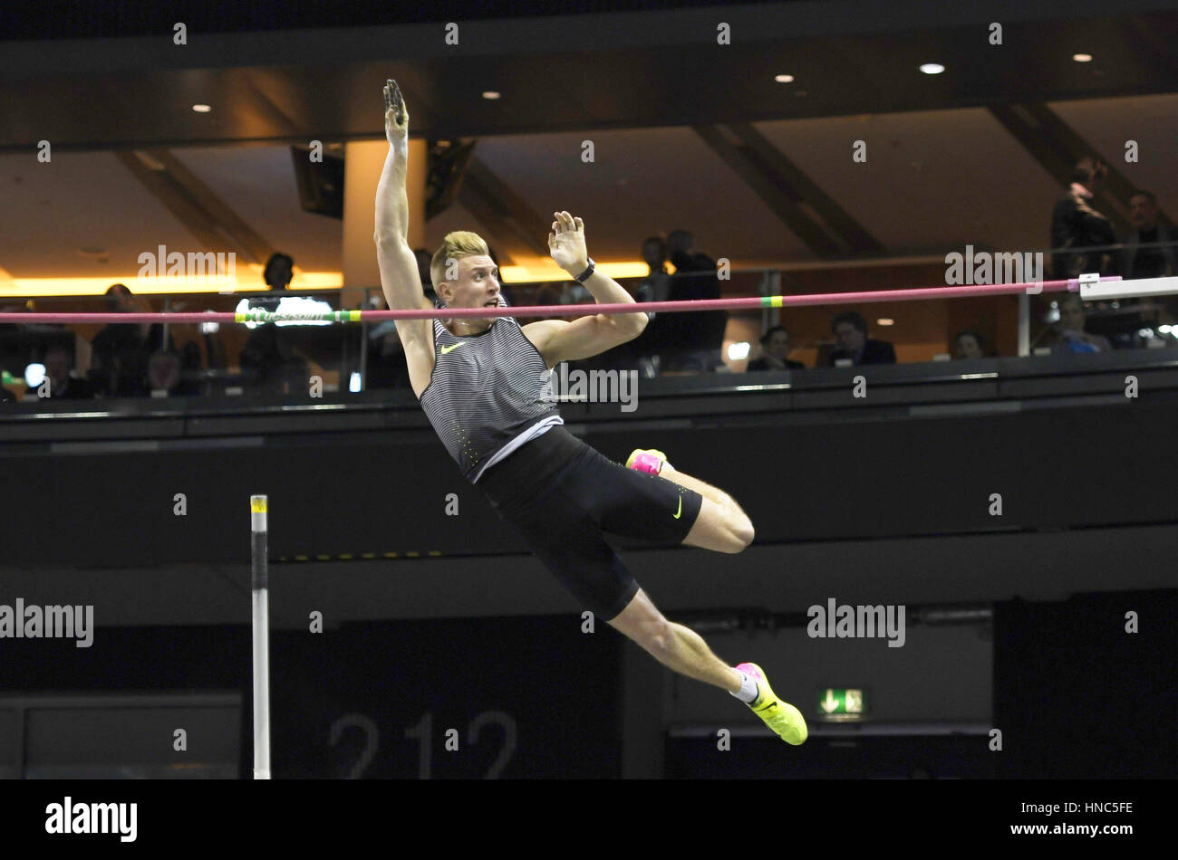 Men pole vault hi-res stock photography and images - Alamy