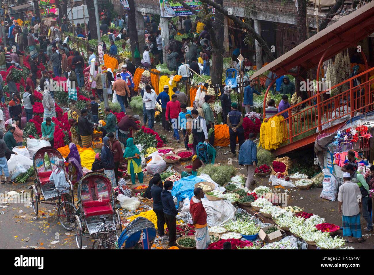 Dhaka, Bangladesh. 11th February 2017.People are busy with trade of ...
