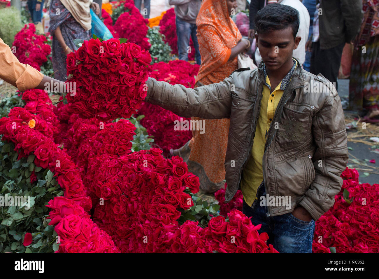 Dhaka, Bangladesh. 11th February 2017.People are busy with trade of ...