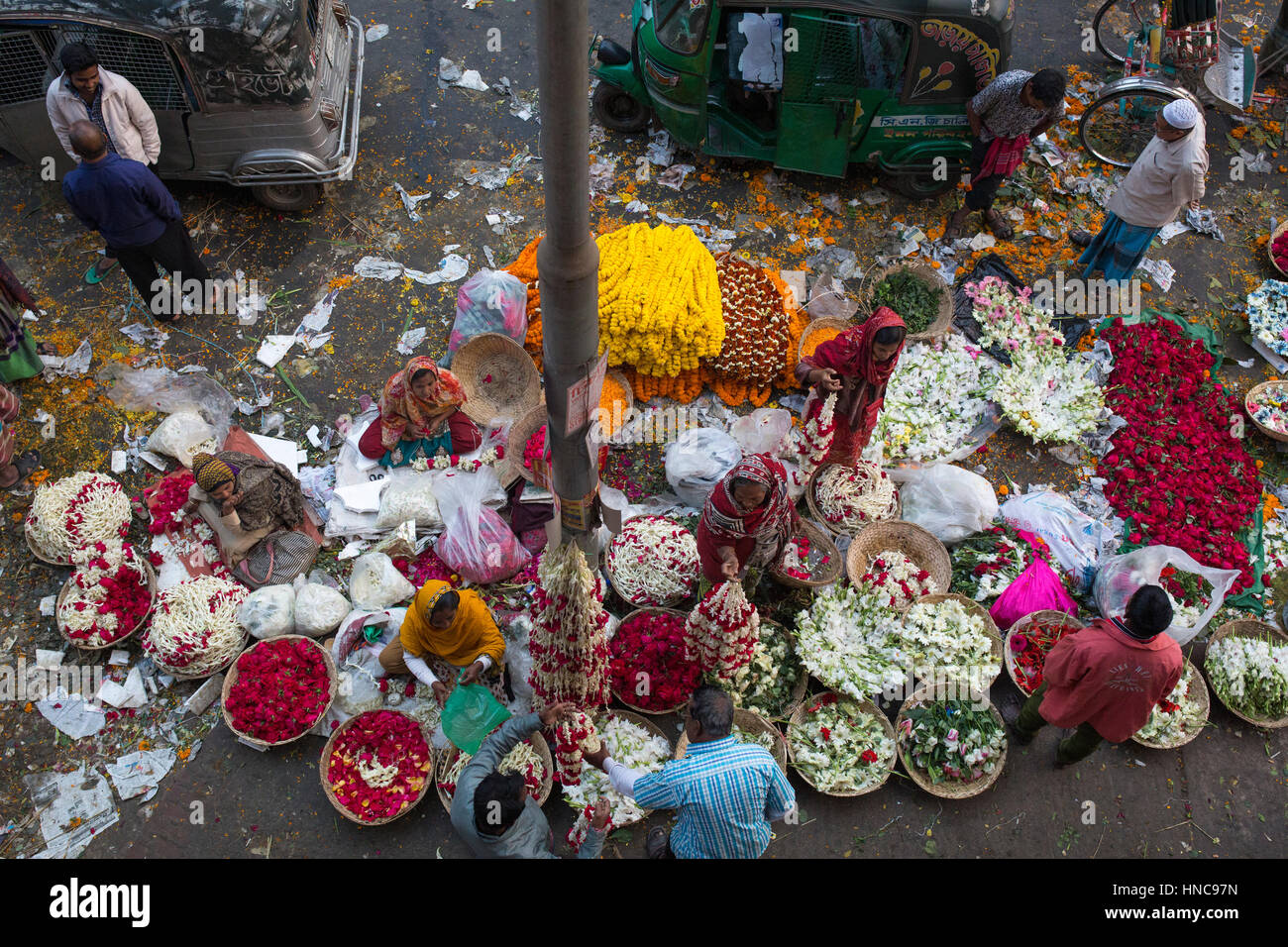 Dhaka, Bangladesh. 11th February 2017.People are busy with trade of ...