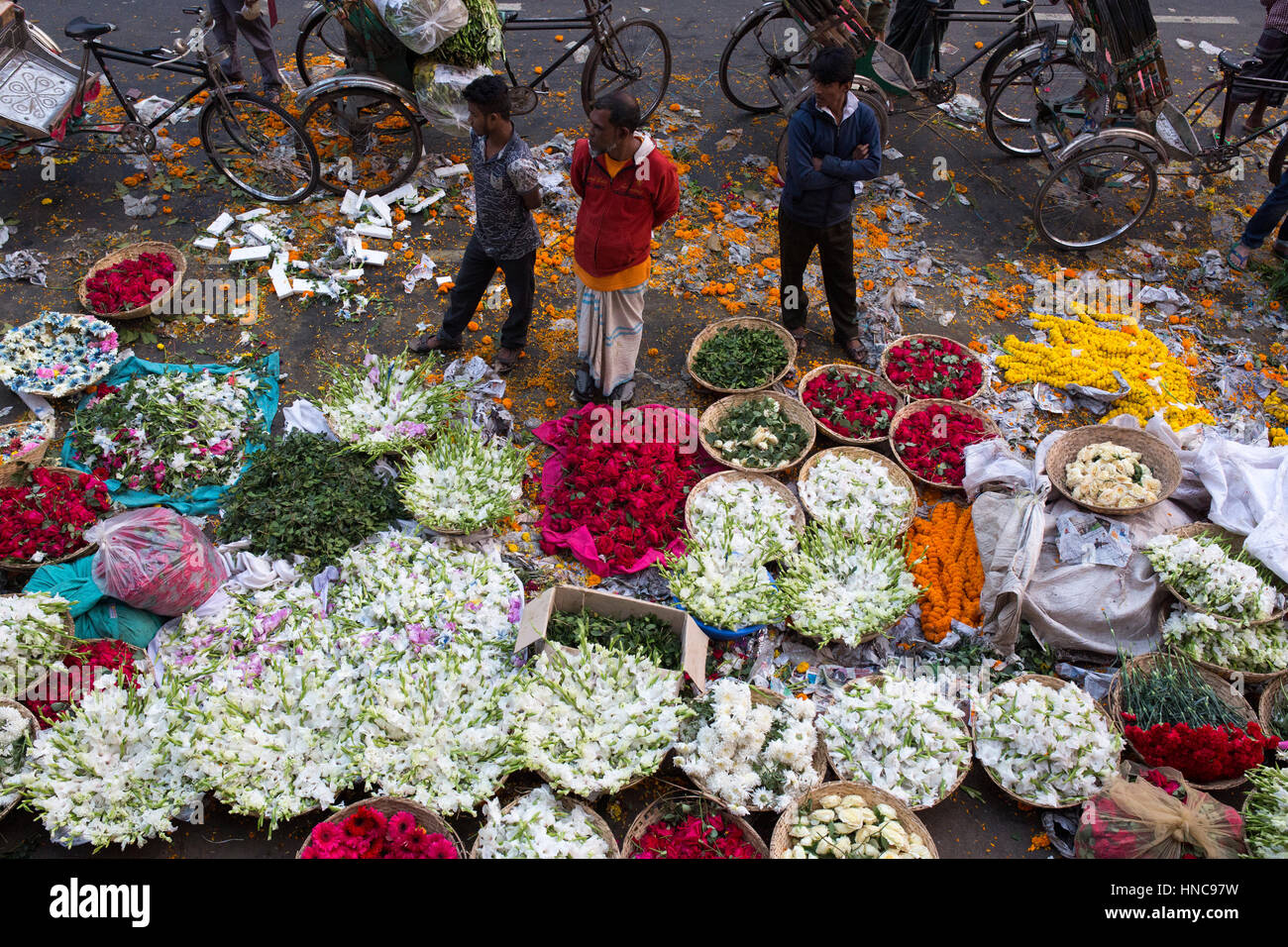 Dhaka, Bangladesh. 11th February 2017.People are busy with trade of ...