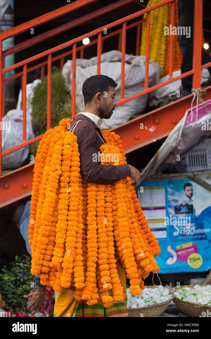 Dhaka, Bangladesh. 11th February 2017.People are busy with trade of ...