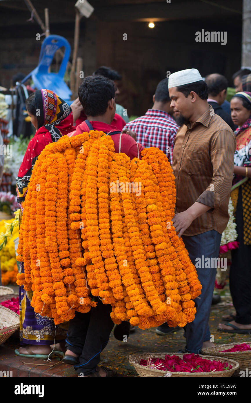 Dhaka, Bangladesh. 11th February 2017.People are busy with trade of ...