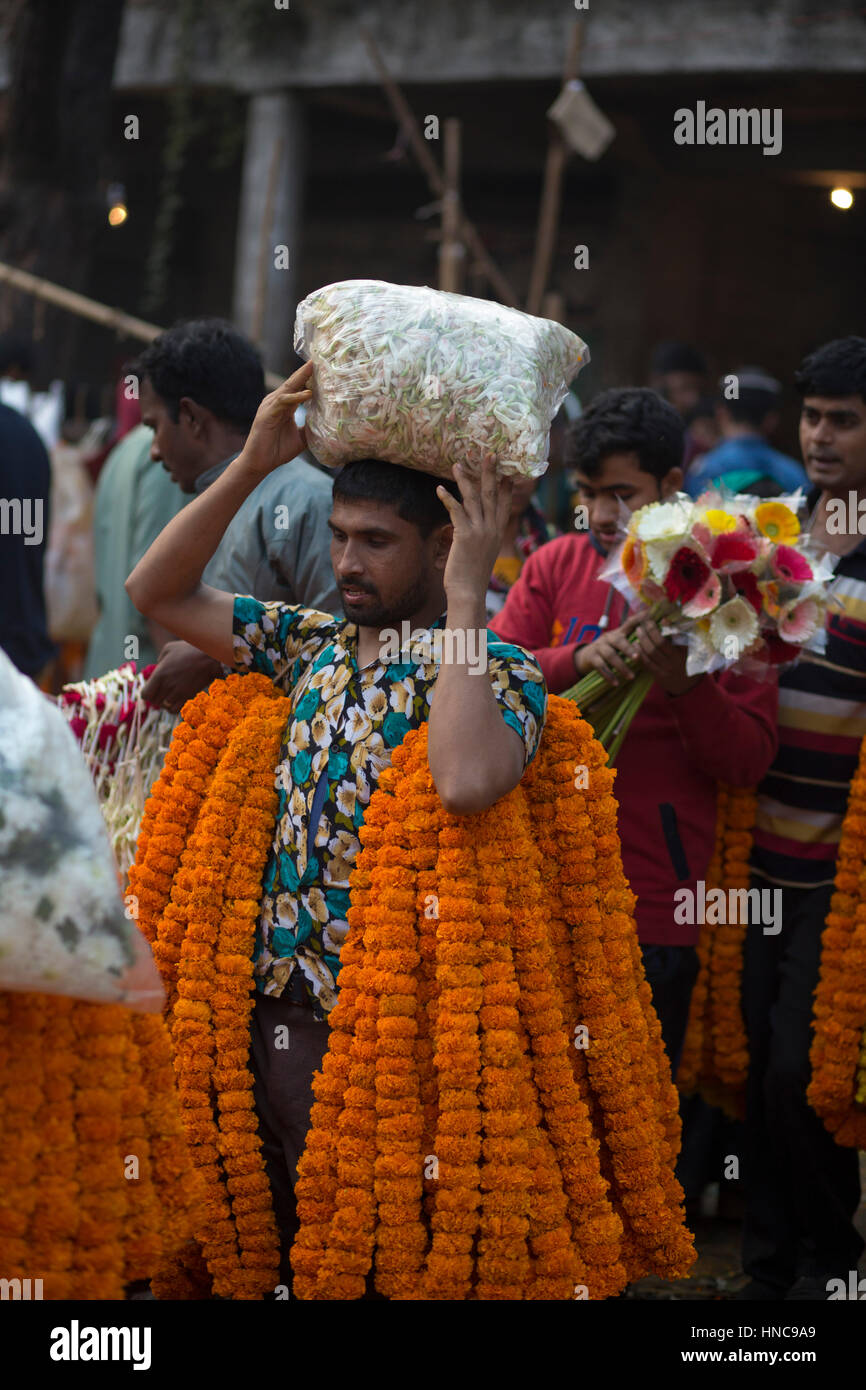 Dhaka, Bangladesh. 11th February 2017.People are busy with trade of ...