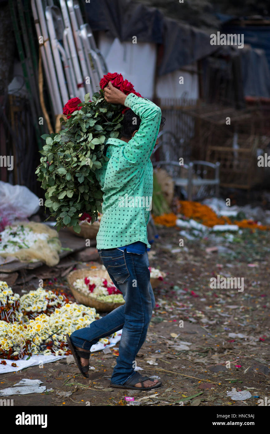 Dhaka, Bangladesh. 11th February 2017.People are busy with trade of ...