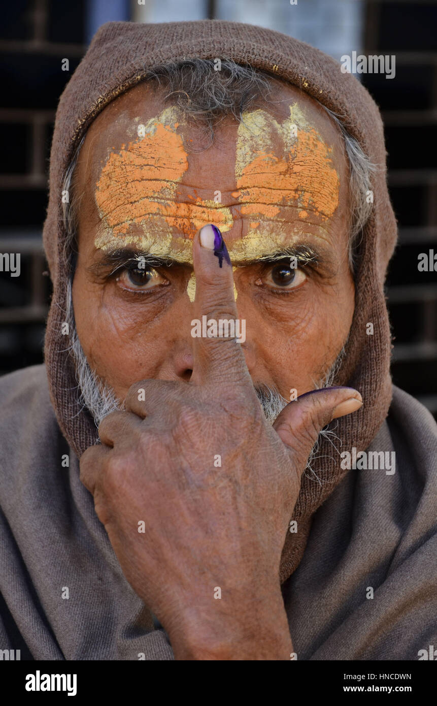 Mathura, Indian state of Uttar Pradesh. 11th Feb, 2017. An old man ...