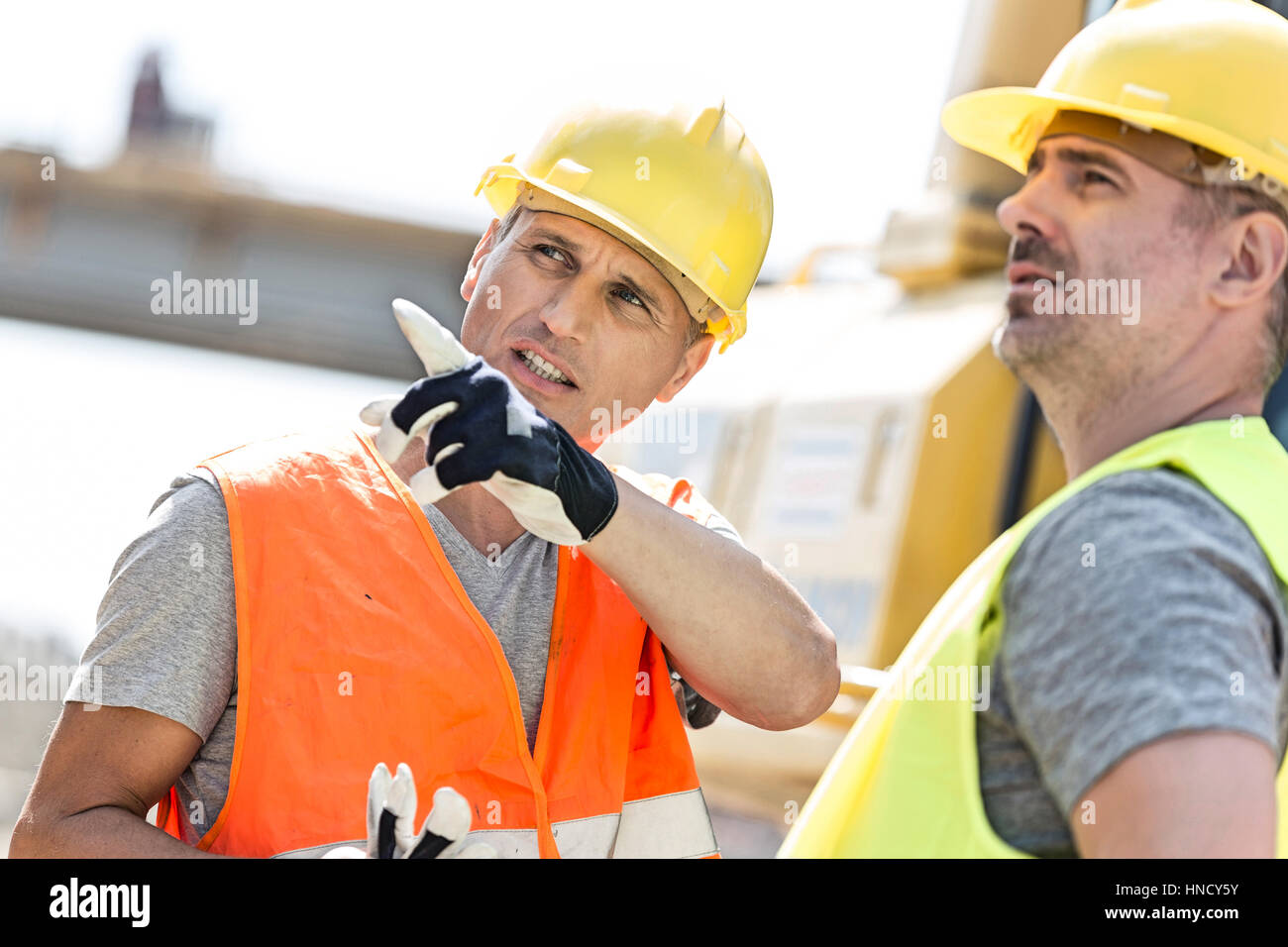 Construction worker pointing at something Stock Photo - Alamy