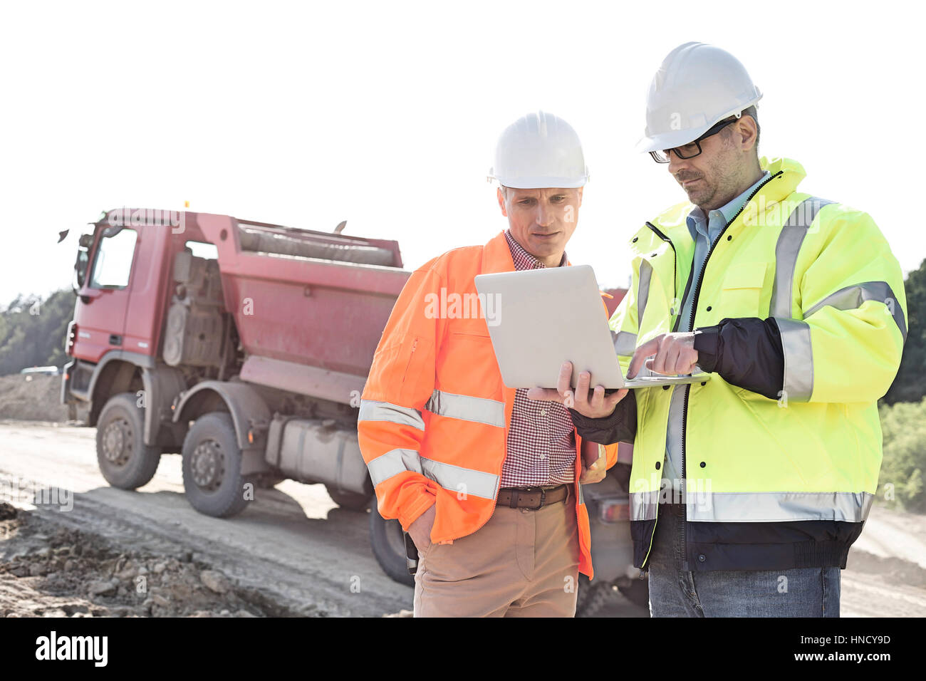Construction worker laptop hi-res stock photography and images - Alamy