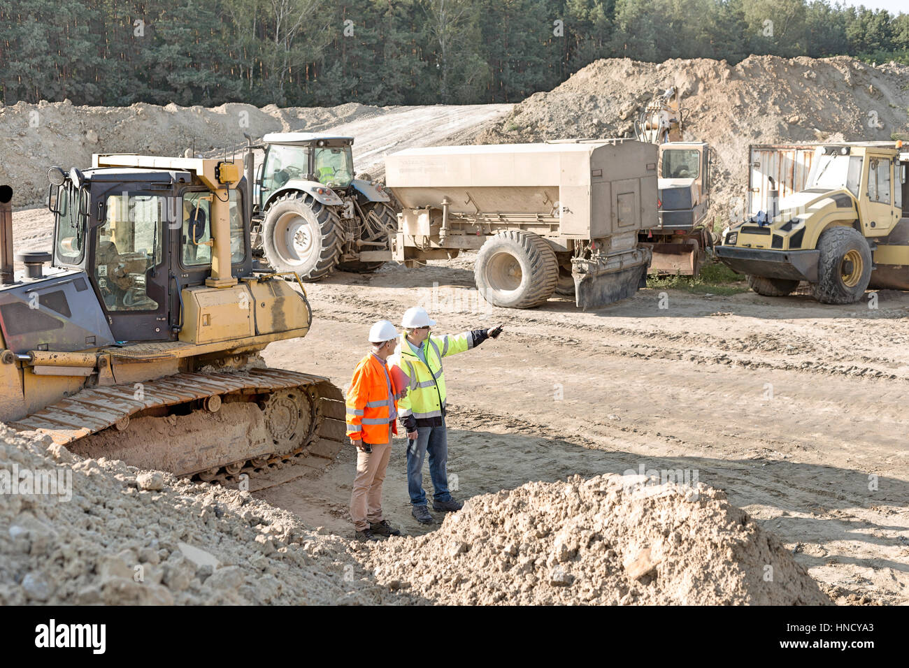 Construction worker pointing at something Stock Photo - Alamy