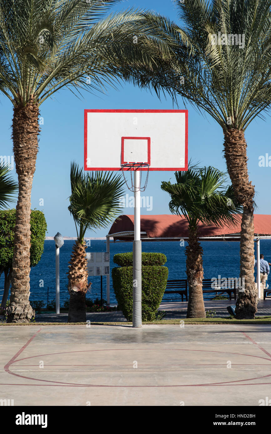 Outdoor basketball hoop beach hi-res stock photography and images - Alamy