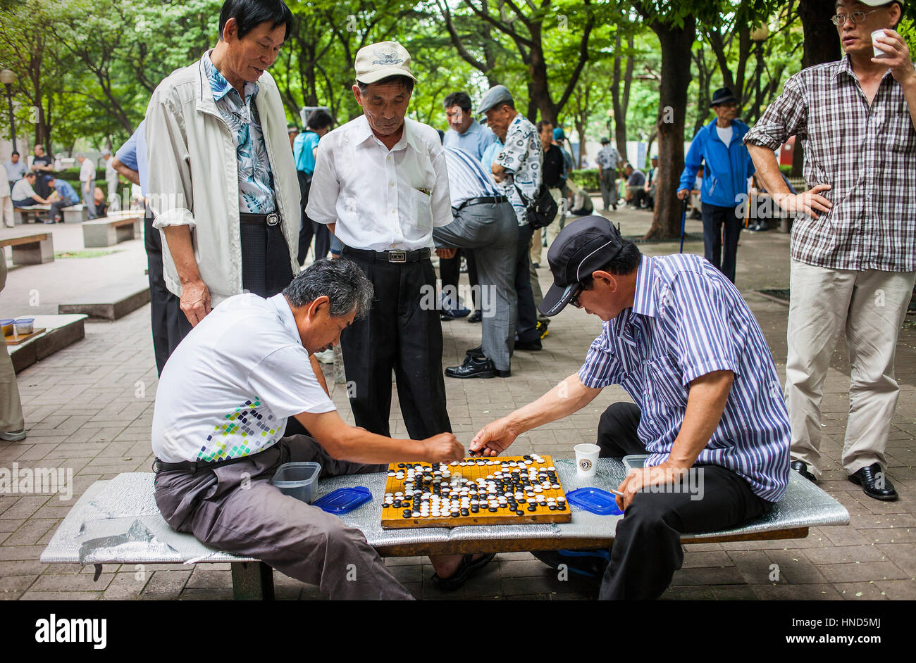 Men playing Baduk at Jongmyo park, Seoul, South Korea Stock Photo - Alamy