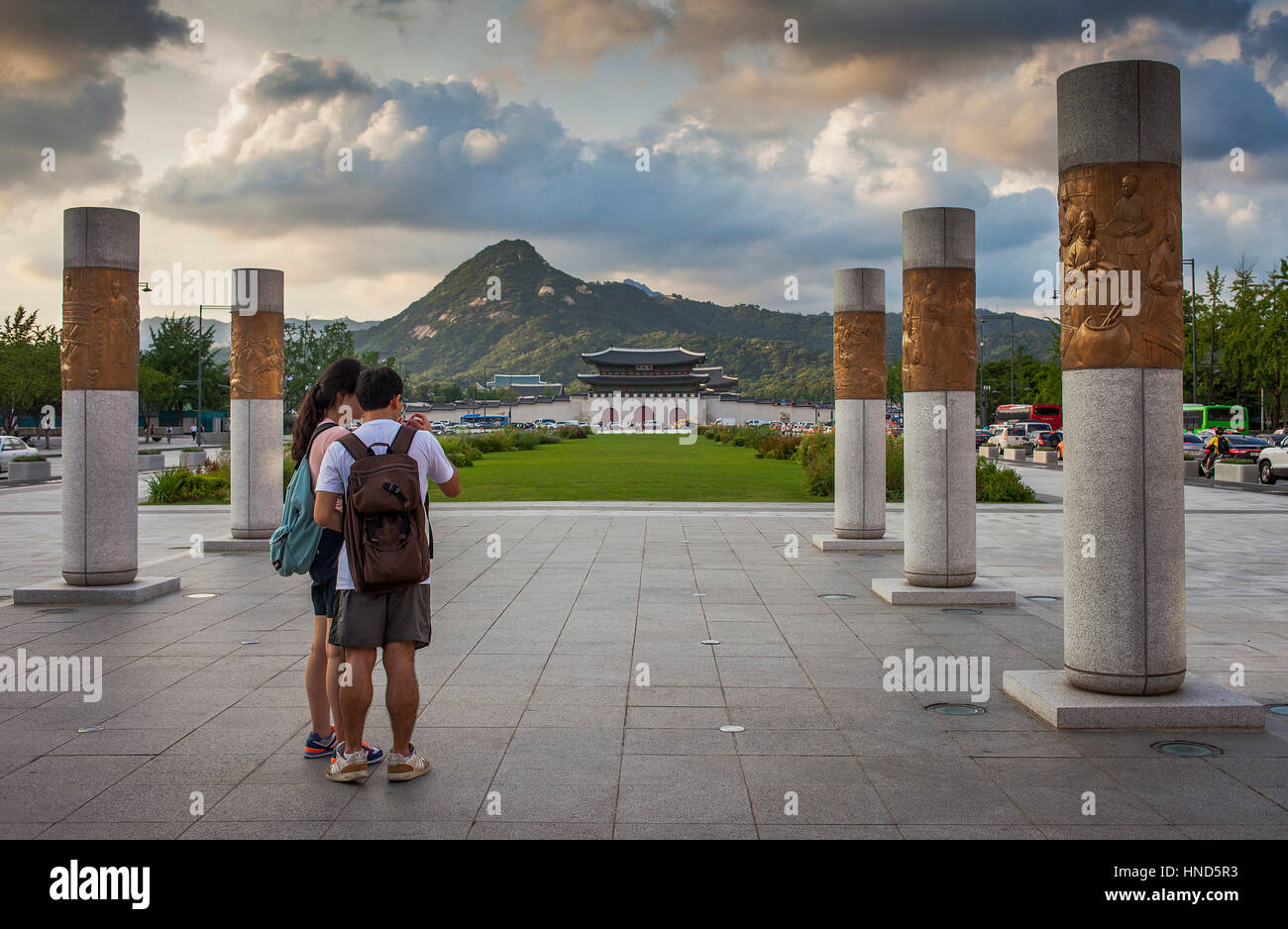 Couple in Gwanghwamun Square and ornamentation that accompanies the ...