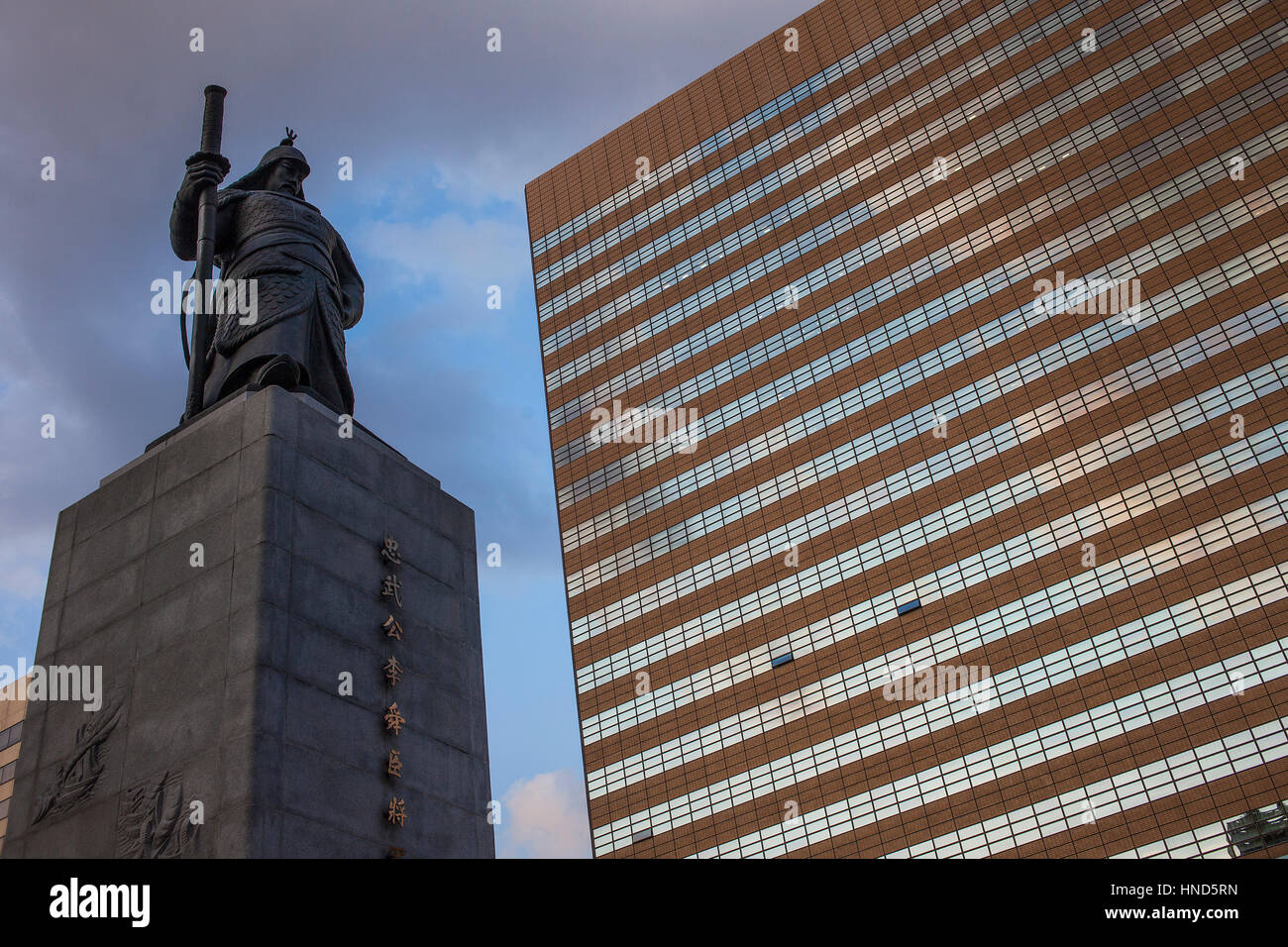 Sculpture, Admiral Yi Sun-shin statue at Gwanghwamun Square, Seoul ...
