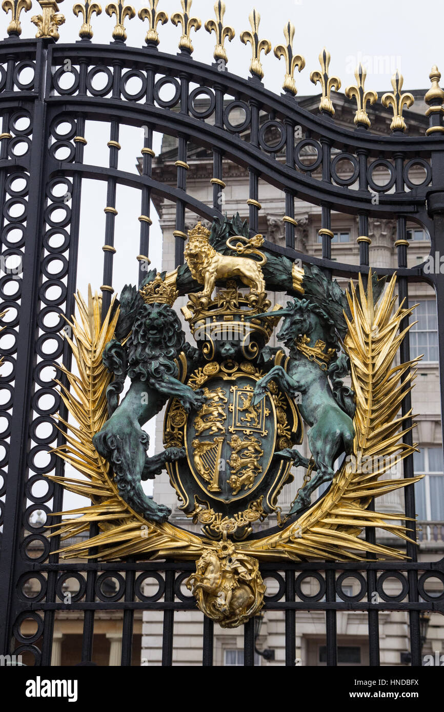 Buckingham palace sculpture art hi-res stock photography and images - Alamy