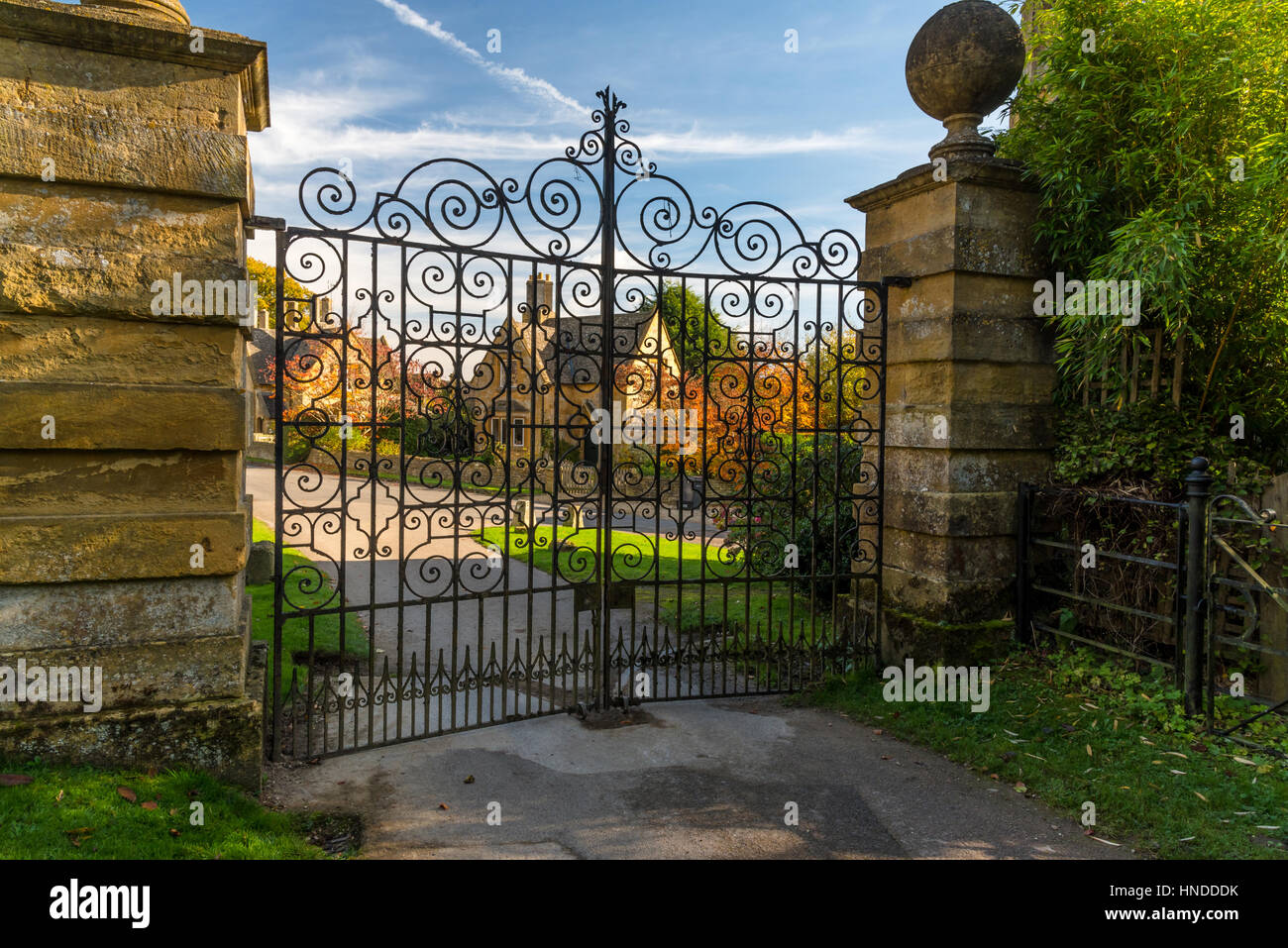Gates home grand stately hi-res stock photography and images - Alamy