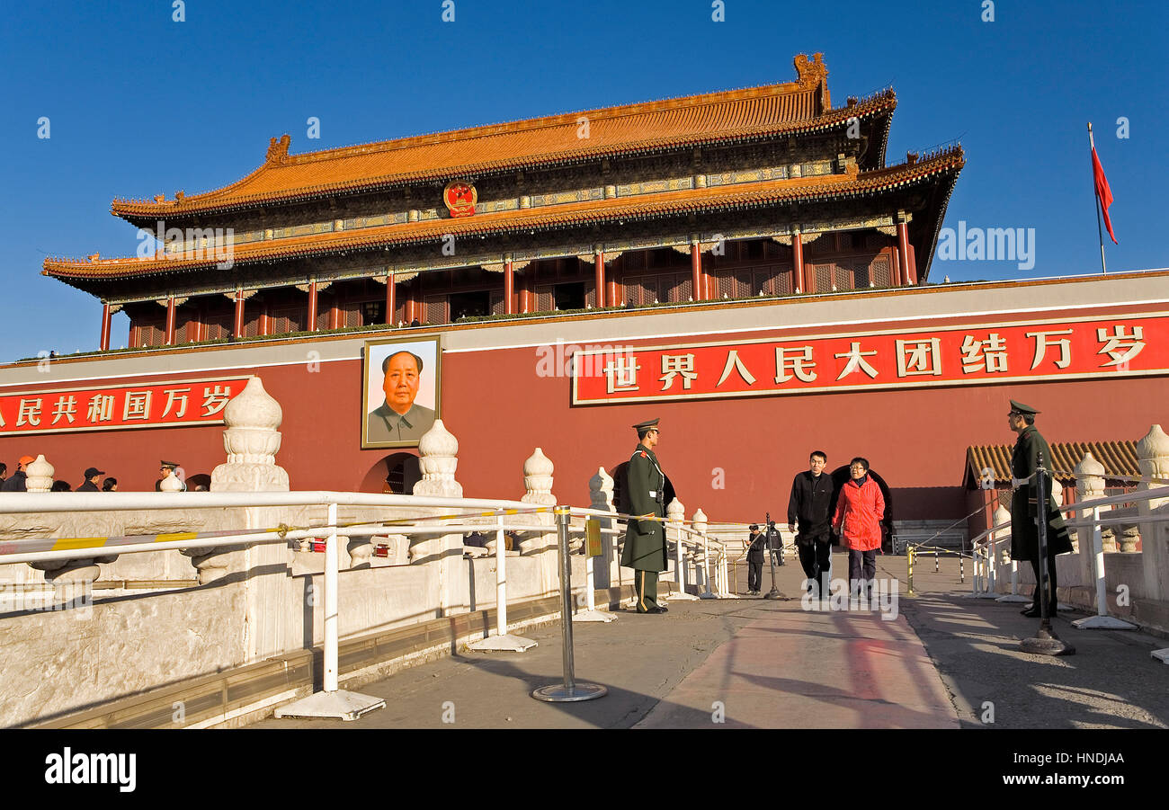 native tourists, Heavenly Peace gate, gate, with Portrait of Mao Ze ...
