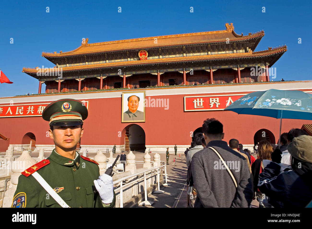 Tourists, soldier, Heavenly Peace gate, gate, with Portrait of Mao Ze ...
