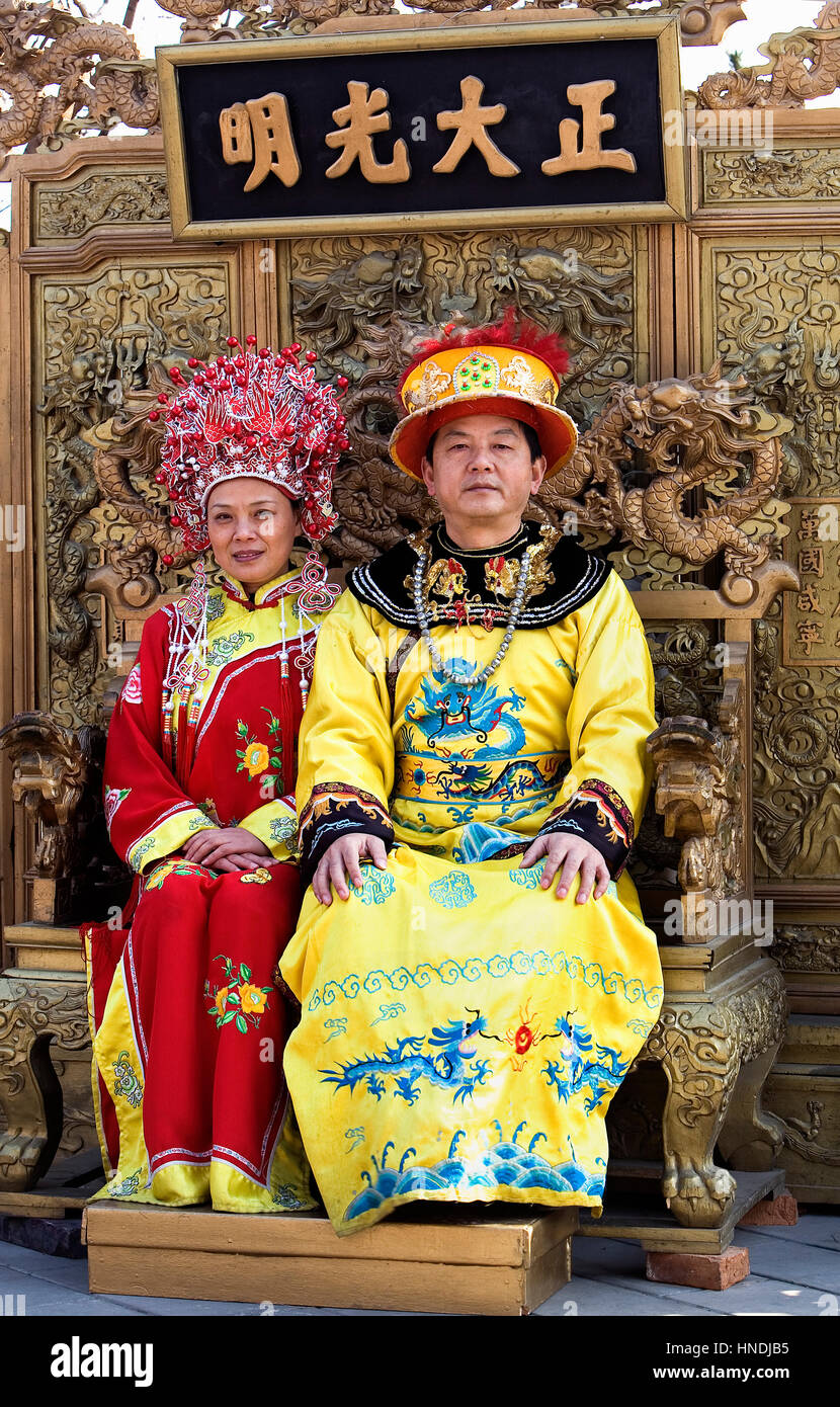 Chinese tourists pose for pictures in Ming Dynasty customes in ...