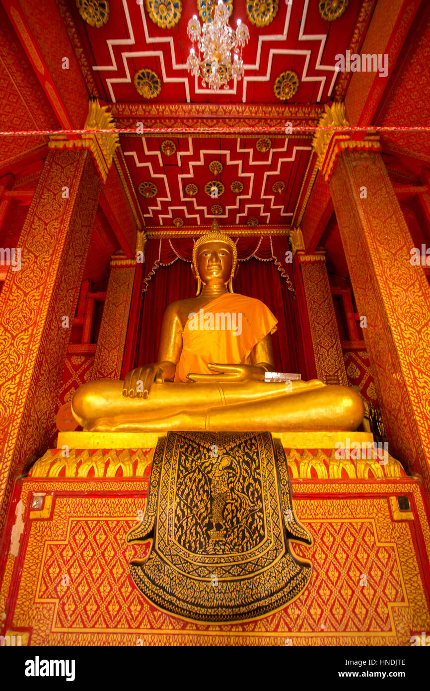 Interior of a big Thai Temple Stock Photo - Alamy