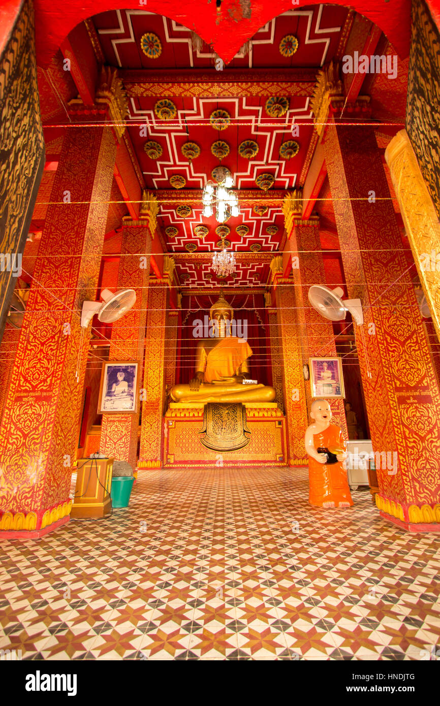 Interior of a big Thai Temple Stock Photo - Alamy