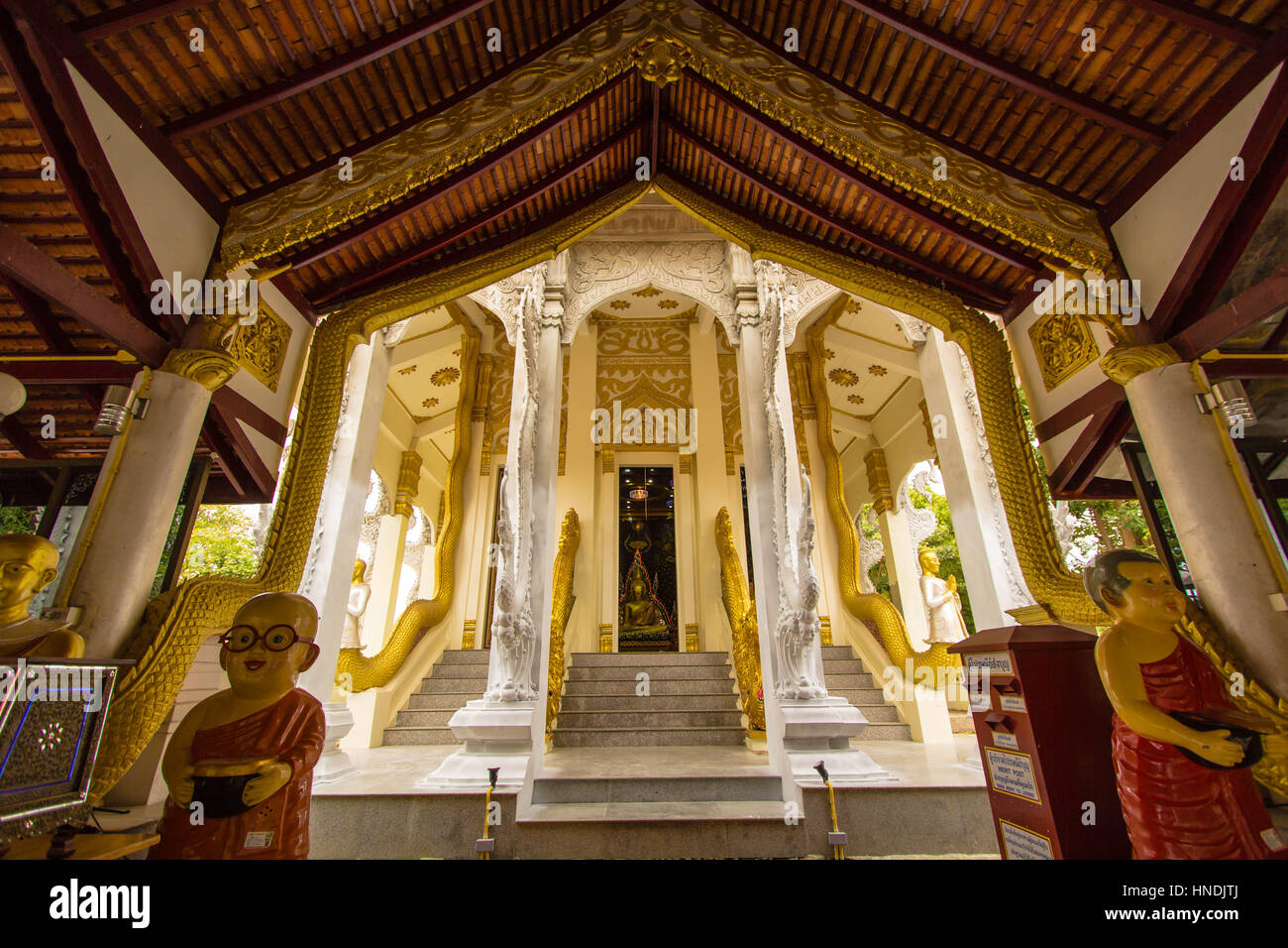 Interior of a big Thai Temple Stock Photo - Alamy