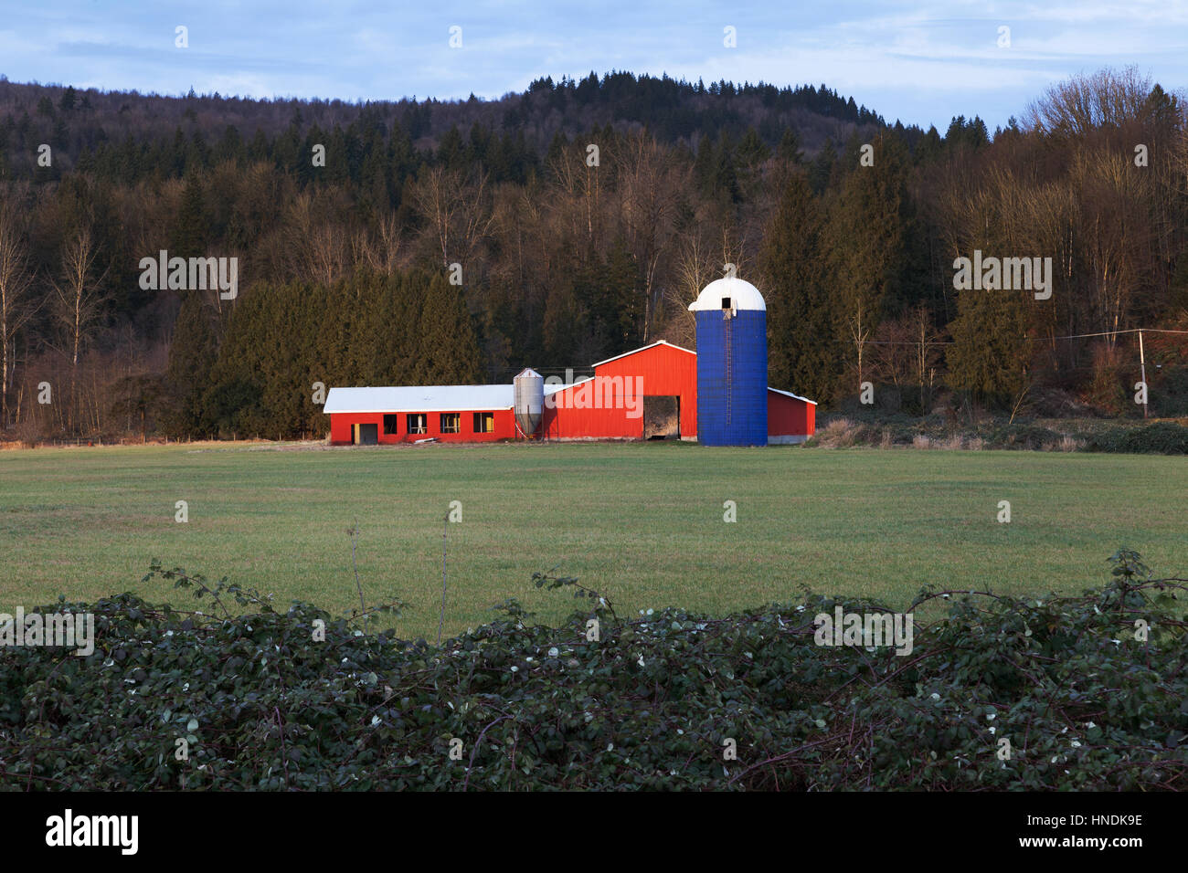 Field with red barn hi-res stock photography and images - Alamy