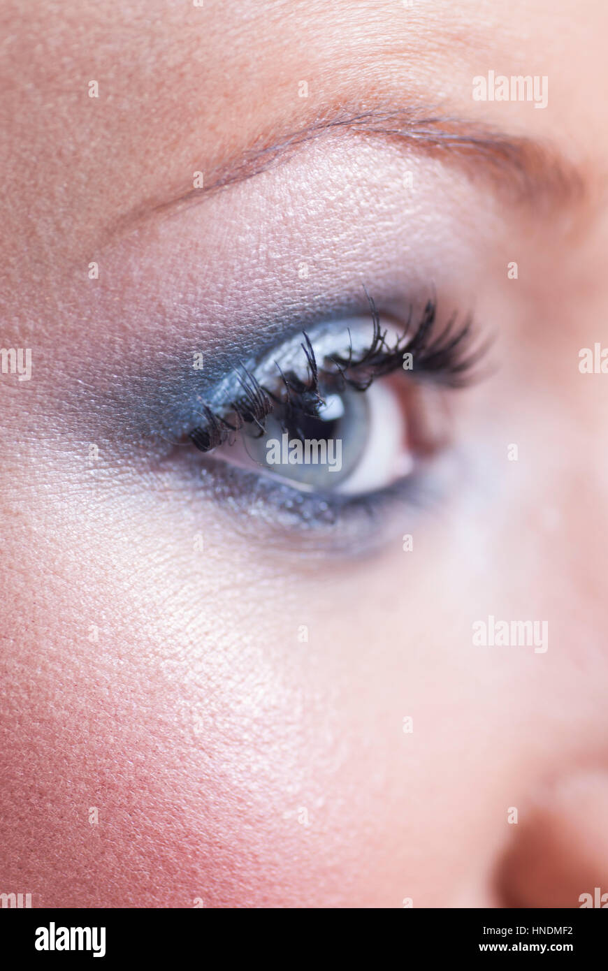 Close up of a woman's eye looking away Stock Photo - Alamy