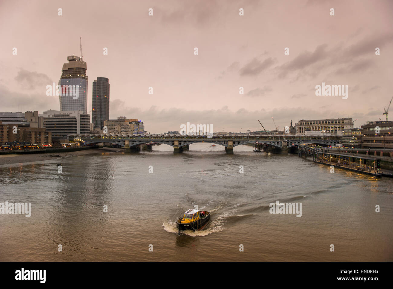 London tug boat hi-res stock photography and images - Alamy