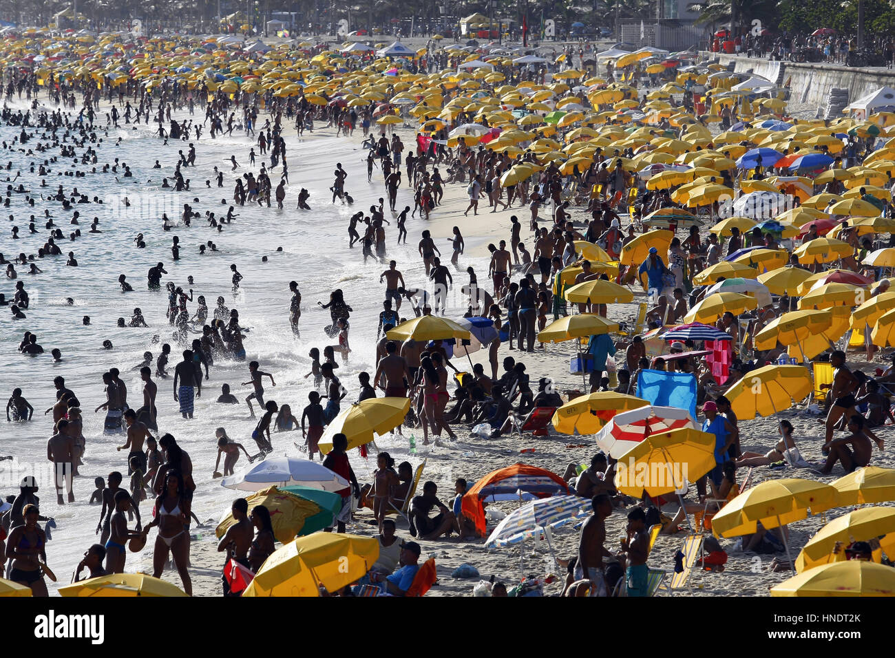 Busy Ipanema beach on a summer weekend, Rio de Janeiro, Brazil Stock ...