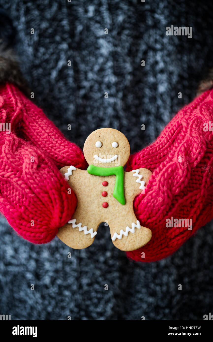Gingerbread man holding hands hi-res stock photography and images - Alamy