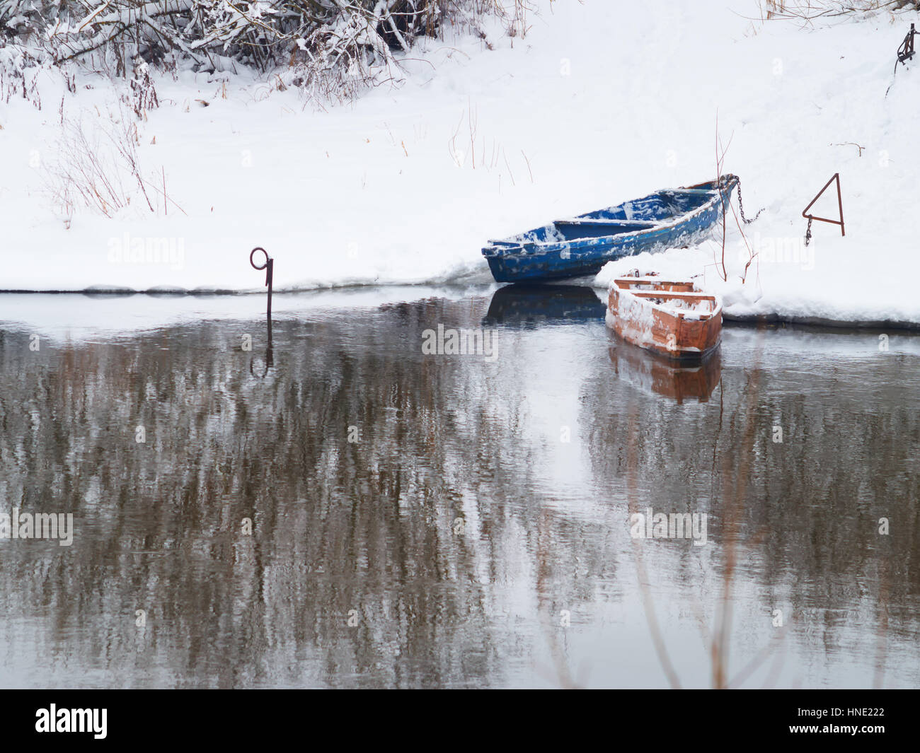 Boats on bank winter hi-res stock photography and images - Alamy