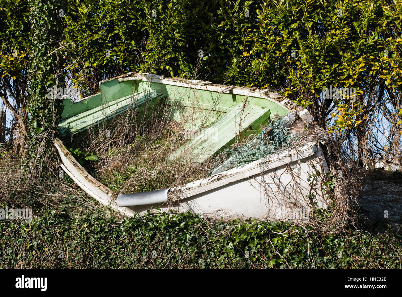 Broken old rowing boat coast hi-res stock photography and images - Alamy