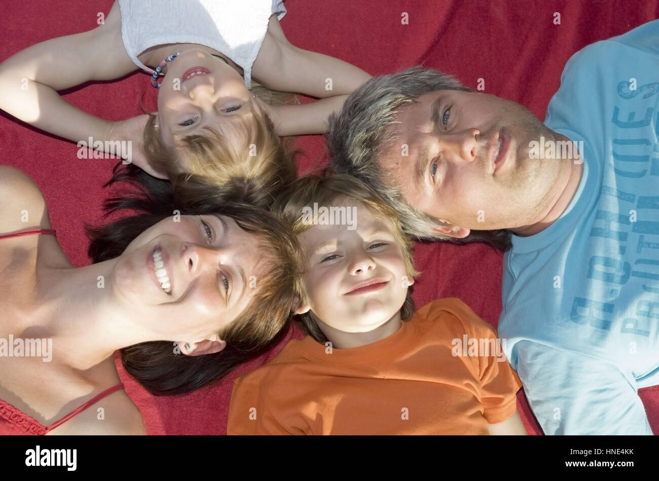 Model release, Familienfoto, Eltern und Kinder - family portrait Stock ...